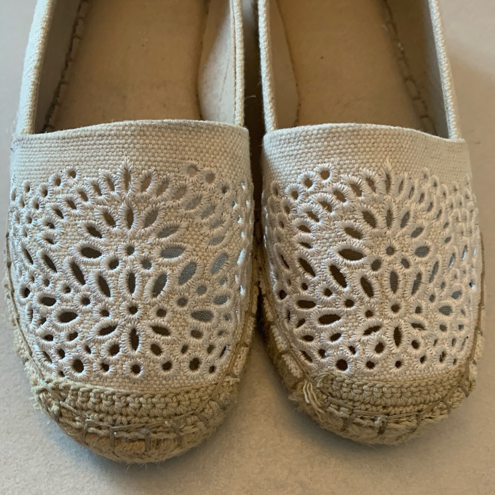 Kelly & Katie Cream Flats With Embroidery. - Gem